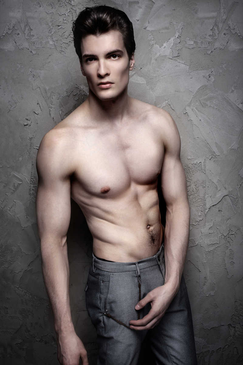 肌肉男图片_拿着麻绳的肌肉男素材_高清图片_摄影照片_寻图免费打包下载