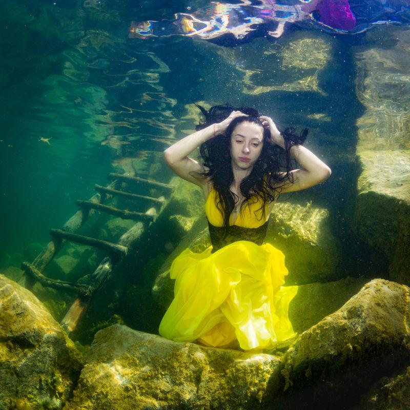 水下年轻优雅的女孩图片 坐在水下楼梯旁的年轻优雅的女人穿着黄色裙子素材 高清图片 摄影照片 寻图免费打包下载