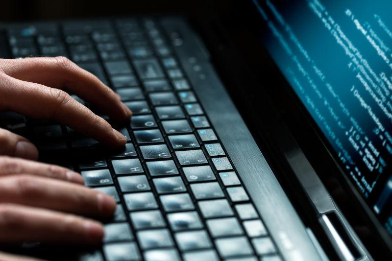 商业程序设计概念图片-年轻人使用笔记编写代码素材-高清图片-摄影照片-寻图免费打包下载