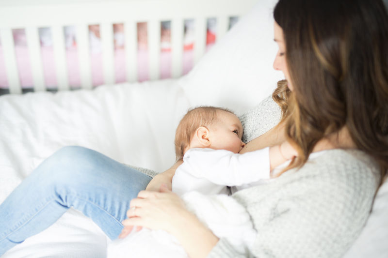 母乳喂养的妈妈和婴儿图片 美丽母亲和可爱的婴儿正在母乳喂养素材 高清图片 摄影照片 寻图免费打包下载