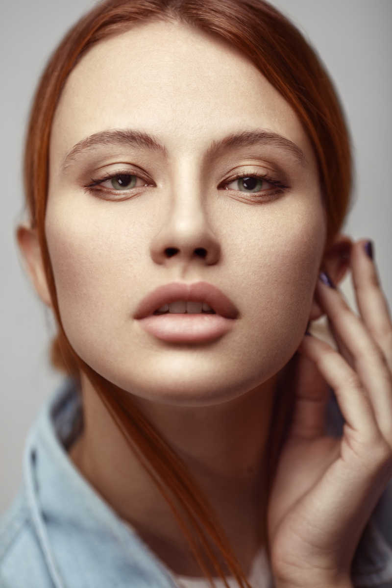 年轻美女模特图片 女子抚摸着她的脸特写素材 高清图片 摄影照片 寻图免费打包下载