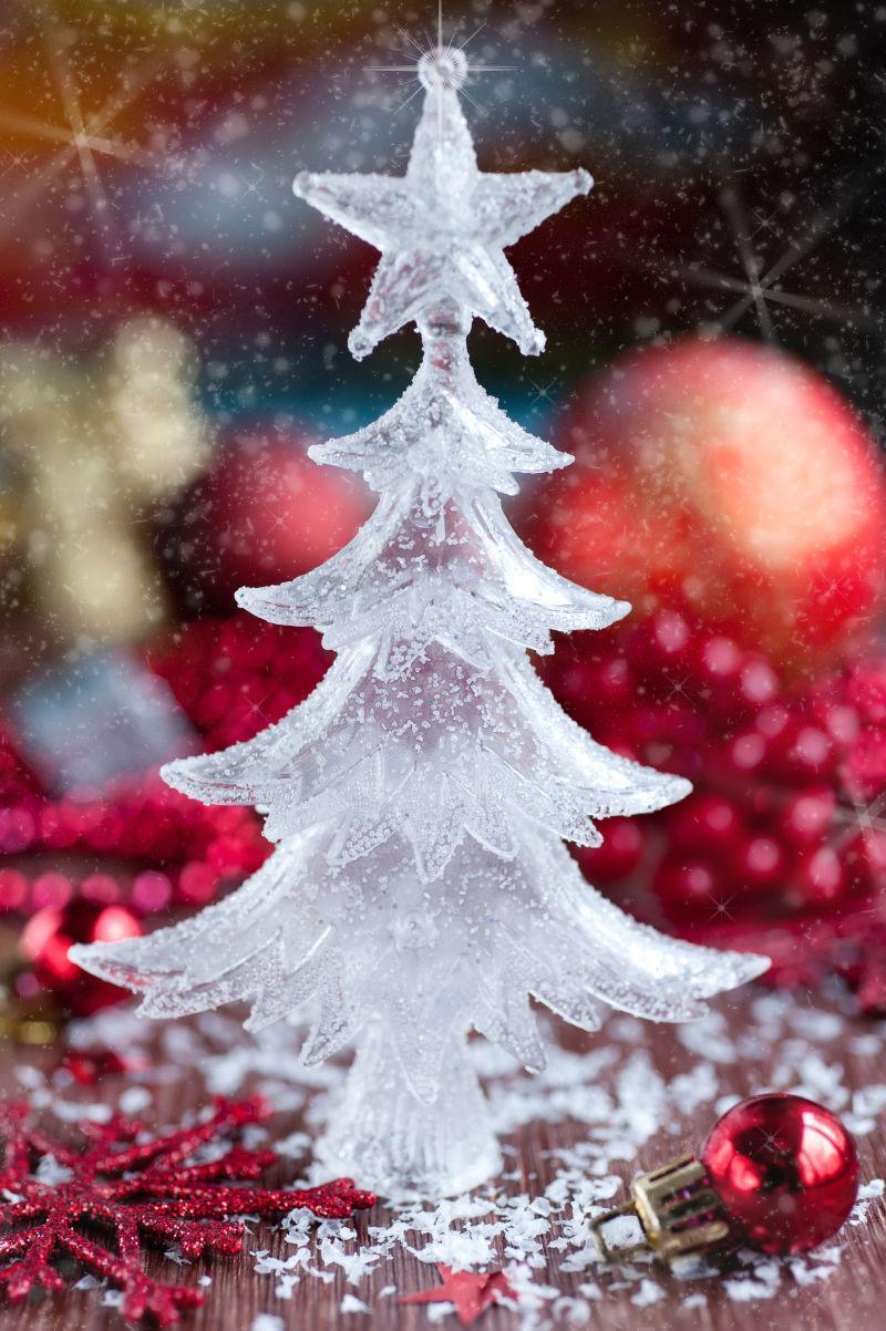 圣诞树装饰图片 雪球背景中圣诞树装饰素材 高清图片 摄影照片 寻图免费打包下载