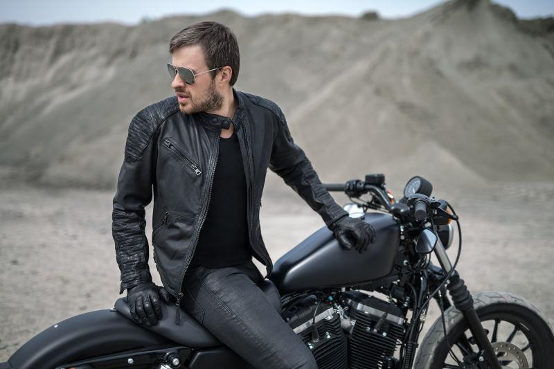 骑摩托车的人图片-坐在黑色的摩托车上的机车男人素材-高清图片-摄影照片-寻图免费打包下载