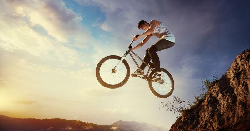 国外的极限运动图片-俄罗斯橡皮艇比赛时的场景素材-高清图片-摄影照片-寻图免费打包下载